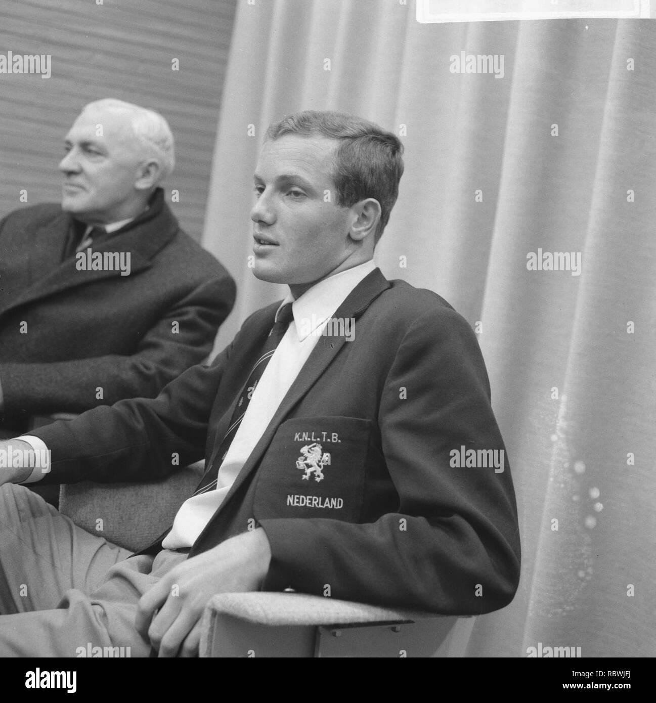 Aankomst Tom Okker op Schiphol, Tom Okker tijdens persconferentie ...