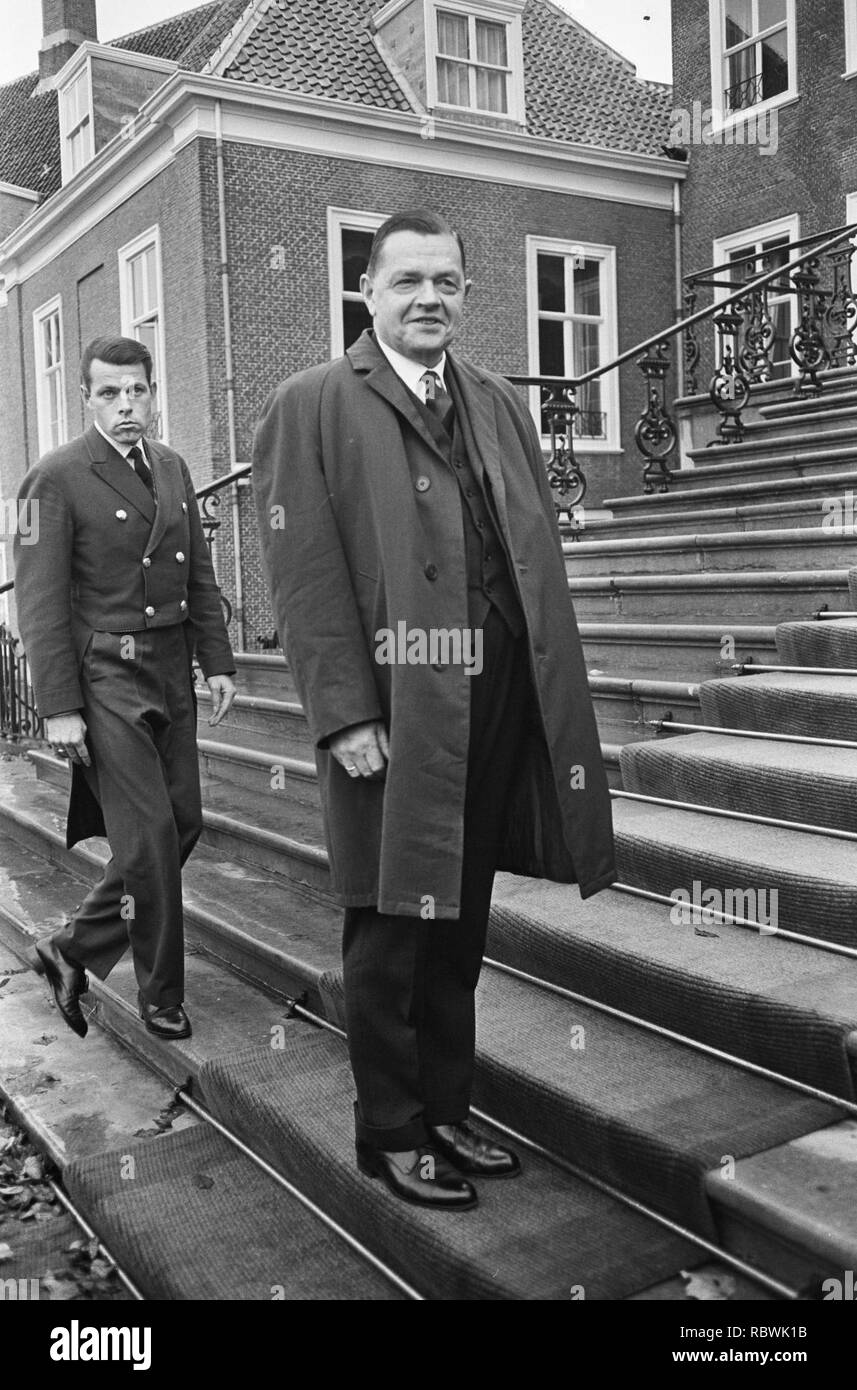 Aankomst van de fractievoorzitter van de CHU dhr. H.K.J. Beernink bij ...