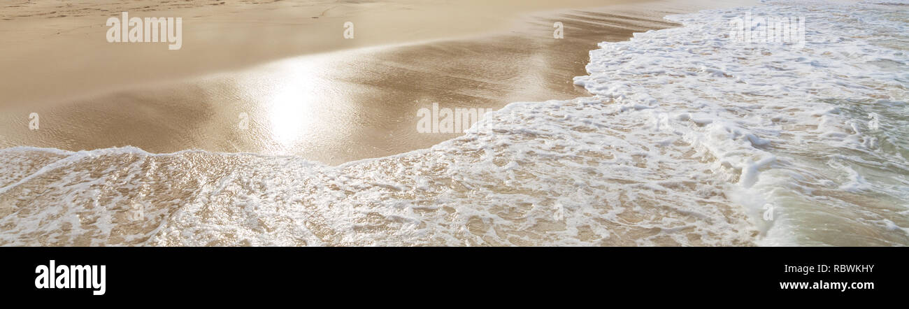Beautiful shoreline at tropical sandy beach in Oahu island, Hawaii ...