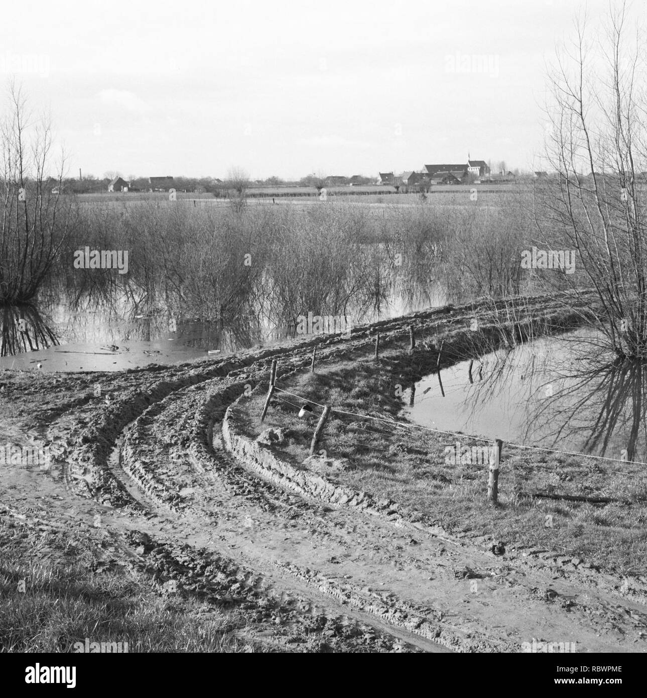 Aanleg en verbeteren van wegen, dijken en spaarbekken ...