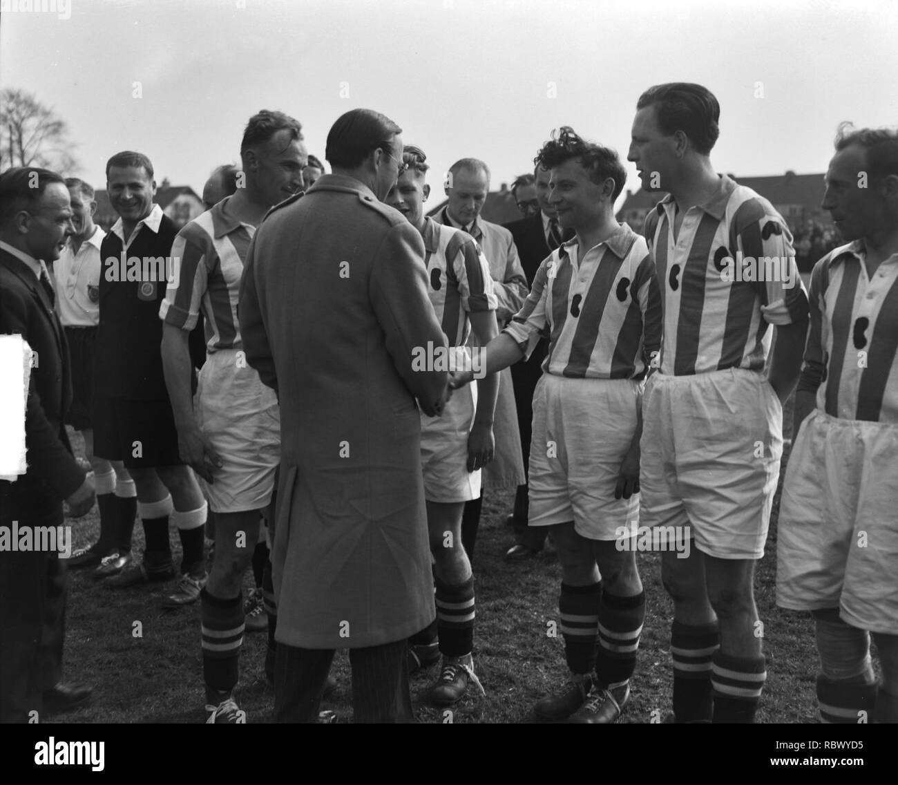 Abe Lenstra met Prins Bernhard, Bestanddeelnr 904-5484 Stock Photo - Alamy