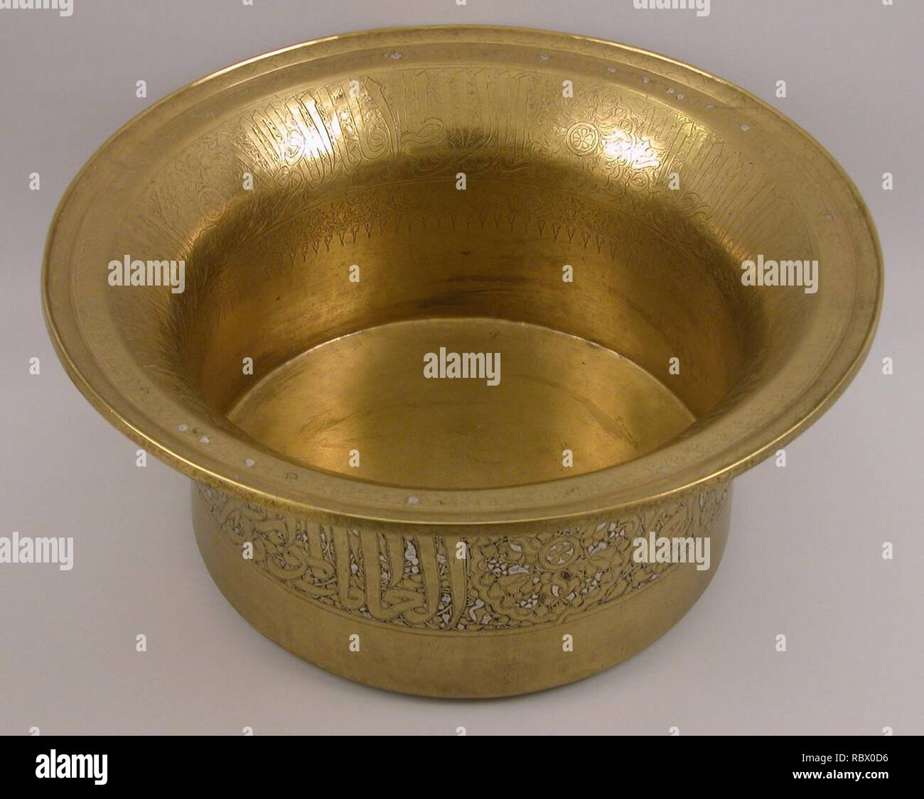 444589 Ablutions Basin of Yemeni Sultan al-Mujahid Sayf al-Din 'Ali ...