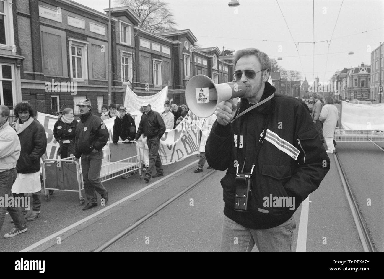 Actiecoördinator Jaap Knaap met een megafoon bij de beddenoptocht ...