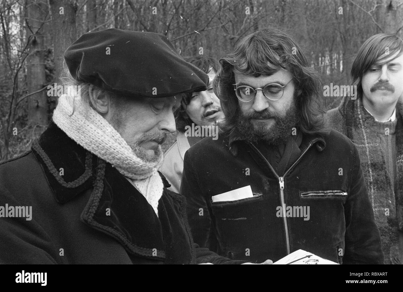 Activist, dichter en schilder Gerard Esser (links) in gesprek met Roel ...