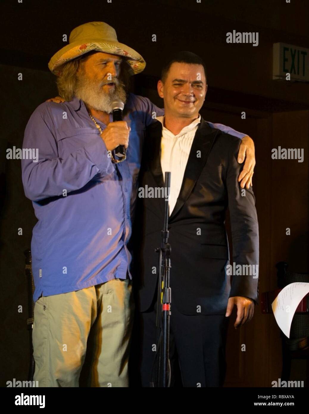 Actor Jeff Bridges and singer Brian Evans Stock Photo - Alamy