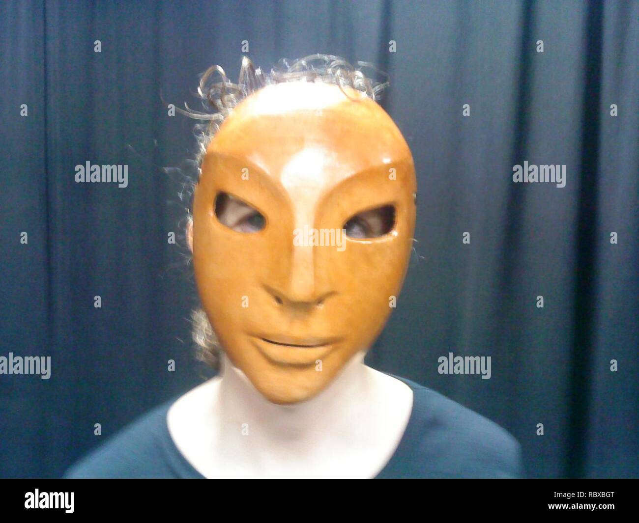 Actriz usando una máscara neutra Stock Photo - Alamy