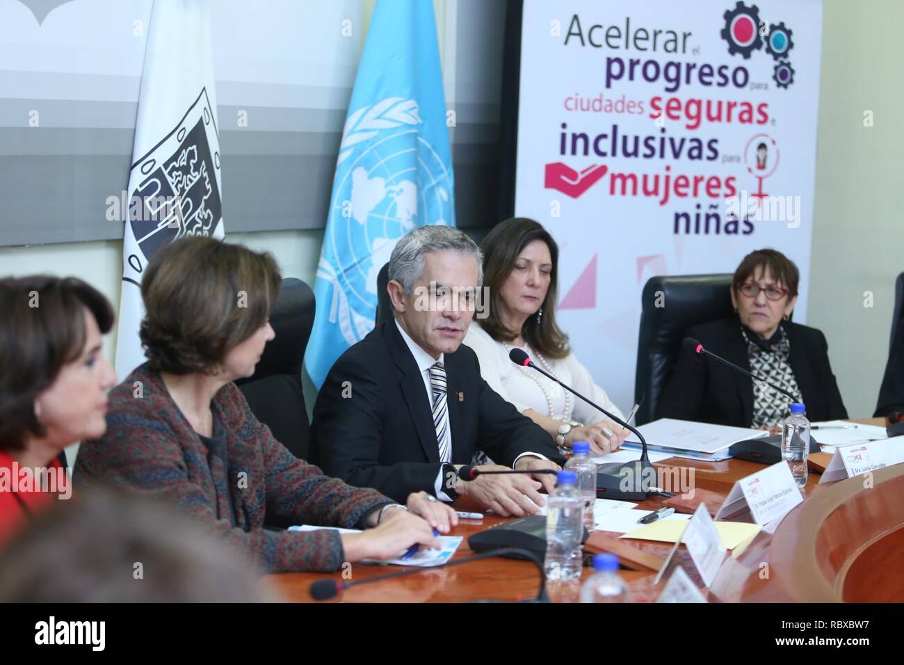 Mujeres i hi-res stock photography and images - Alamy