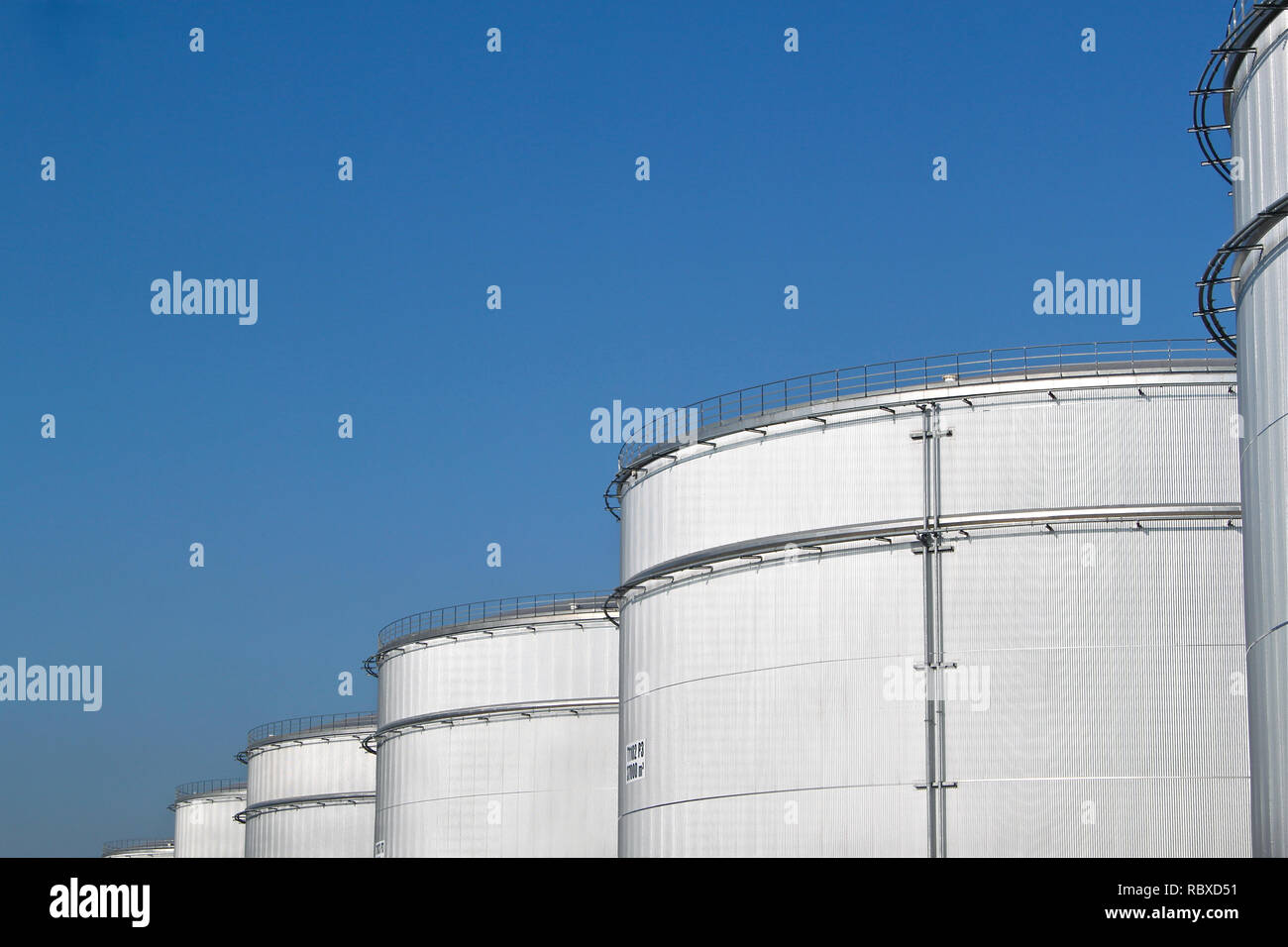 Large oil storage tanks hi-res stock photography and images - Alamy