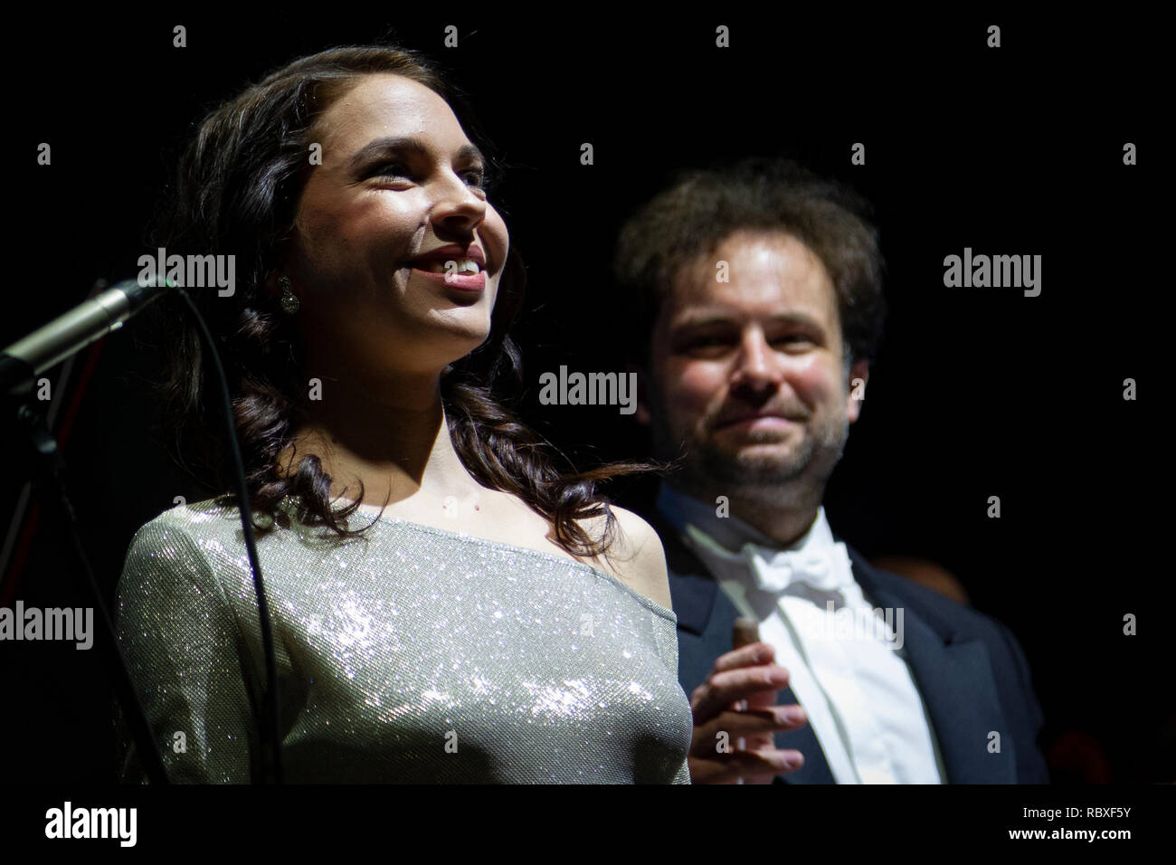 Opera singer female orchestra hi-res stock photography and images - Alamy