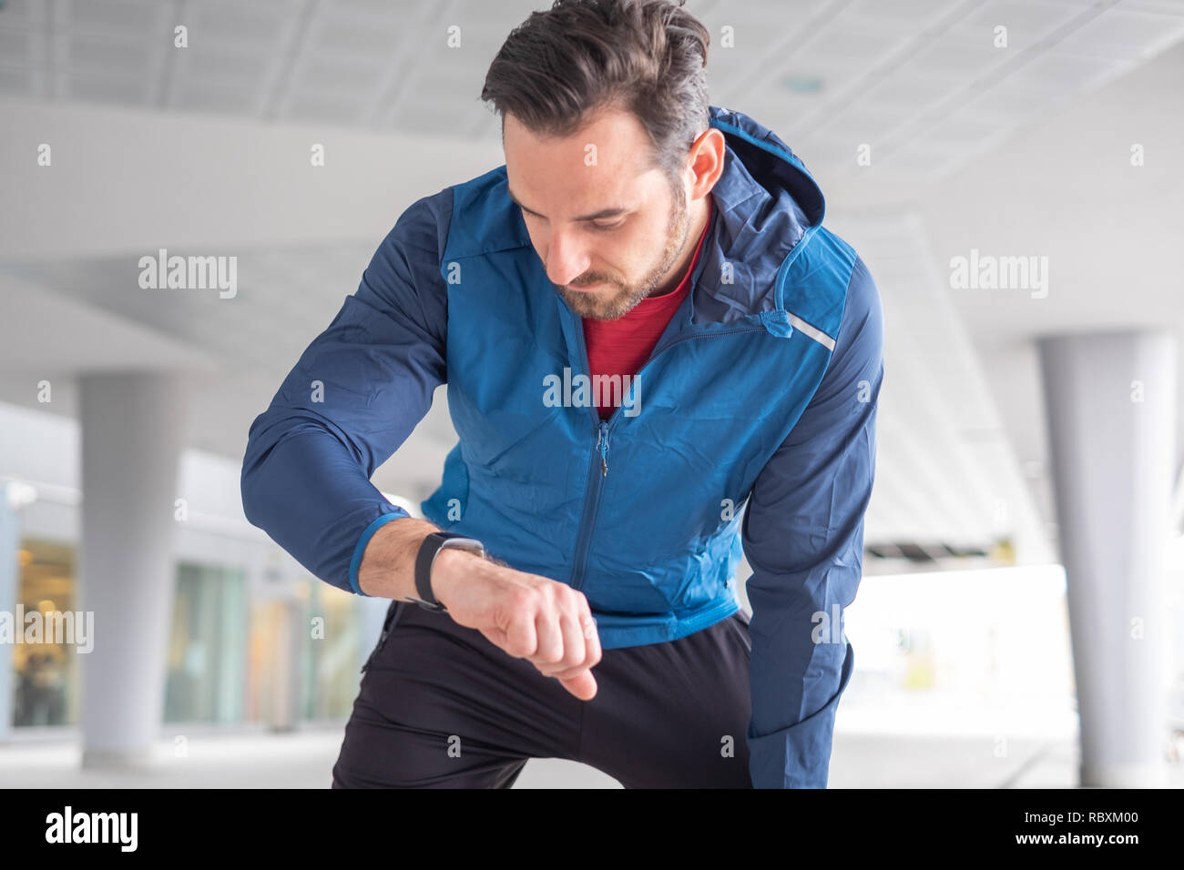 Jogger with stopwatch hi-res stock photography and images - Alamy