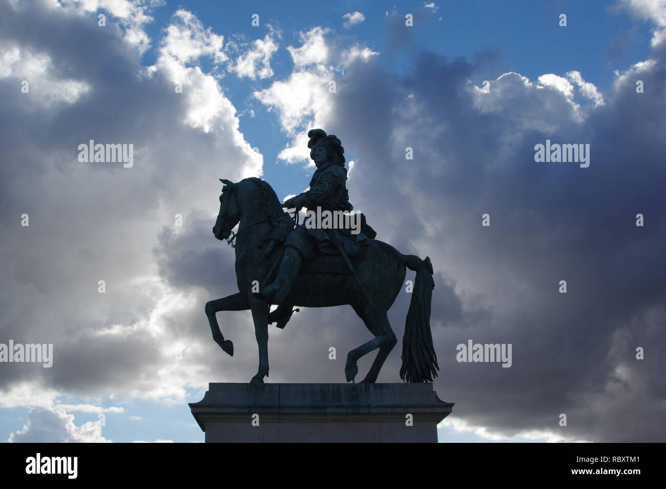 Silhouette of a statue Stock Photo - Alamy