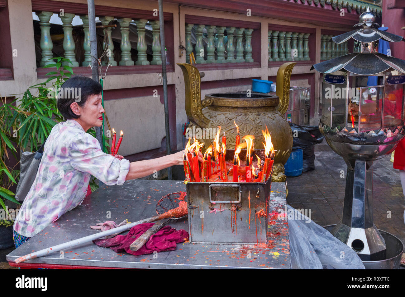 offerings to the gods and ancestors during Chinese New Year ...