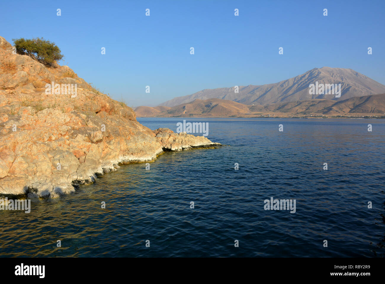 Beautiful lake mountain ranges hi-res stock photography and images - Alamy