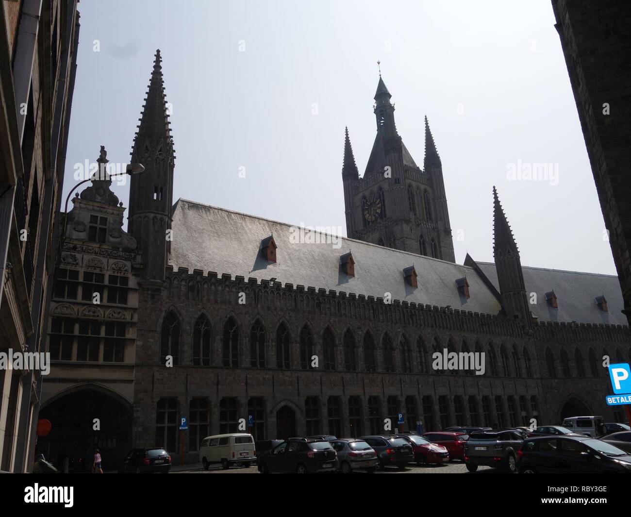 Achterzijde Lakenhal Ieper Stock Photo - Alamy