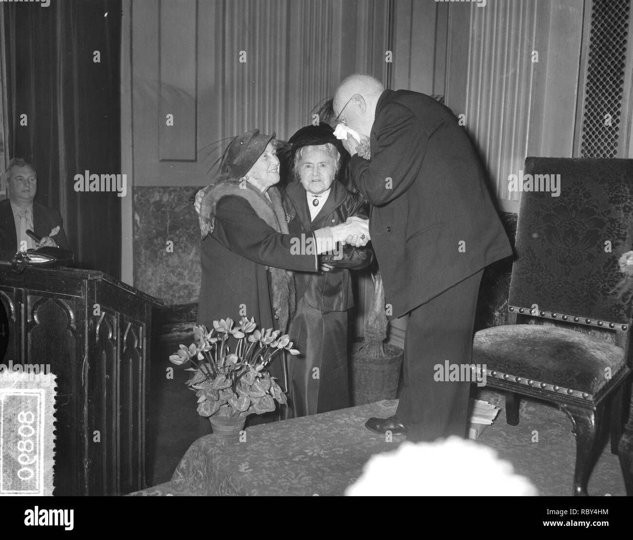 Acteur Mari van Warmelo 90 jaar. Receptie foyer Stadsschouwburg. Met ...