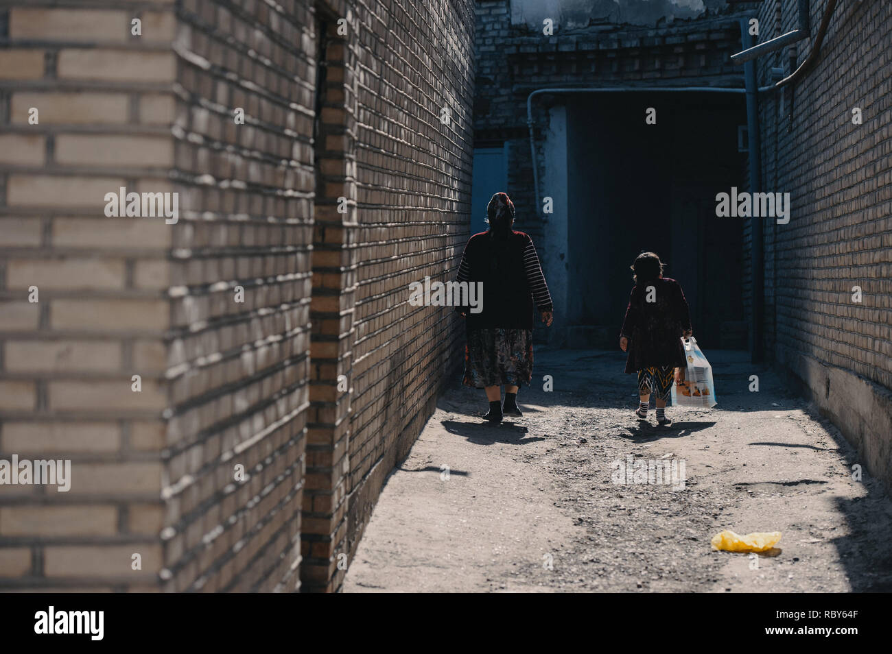 Uzbek people on the backstreets of the old town of Bukhara, Uzbekistan ...
