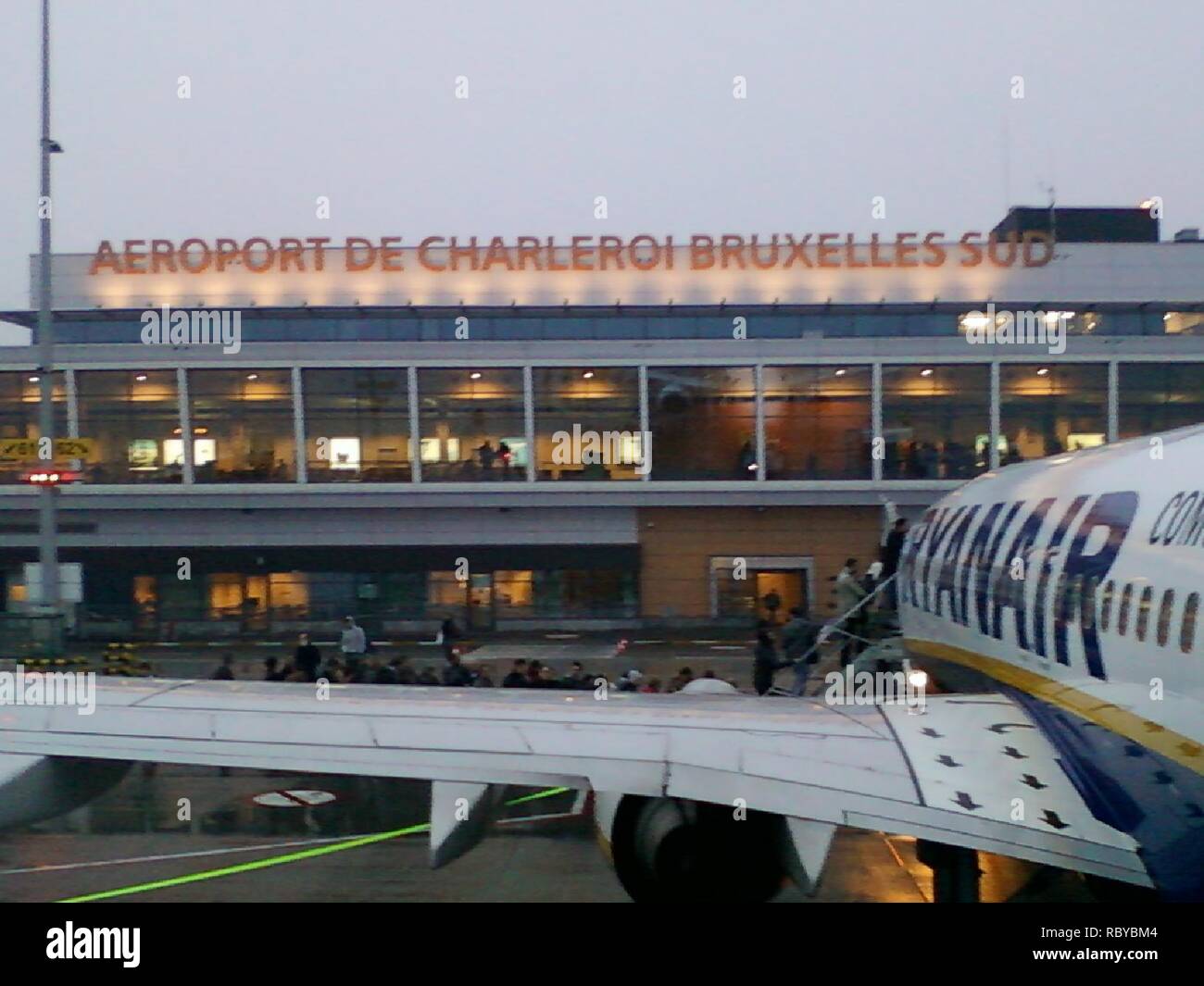 Aeroport embarquement hi-res stock photography and images - Alamy