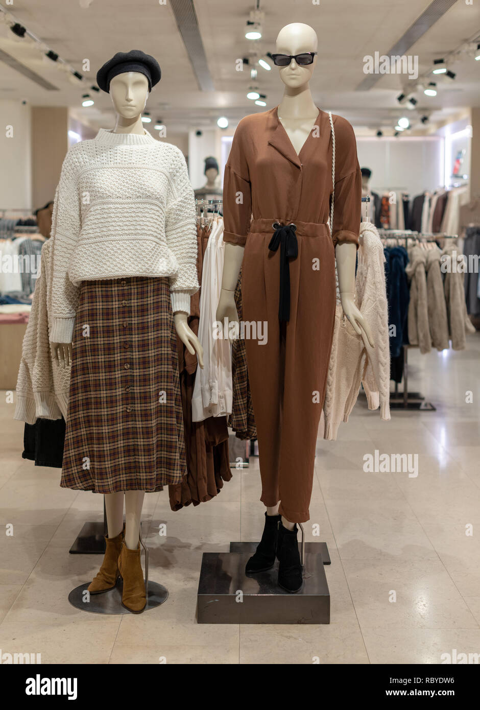 Female mannequins in a fashion store Stock Photo - Alamy