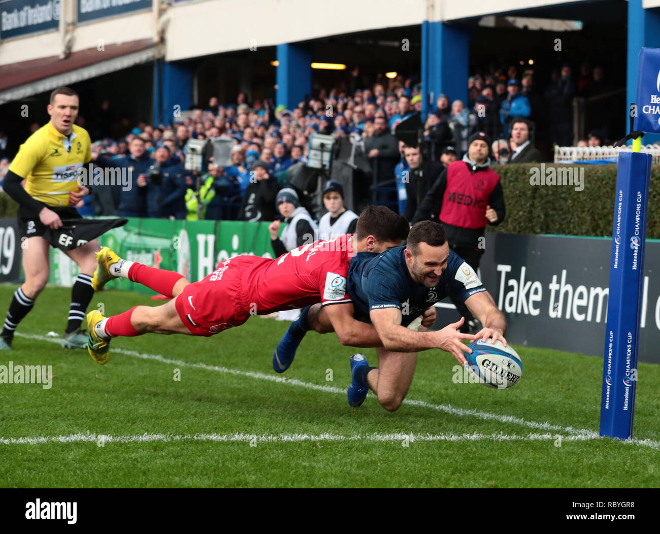 Leinster's Dave Kearney dives in to score a try during the Heineken ...