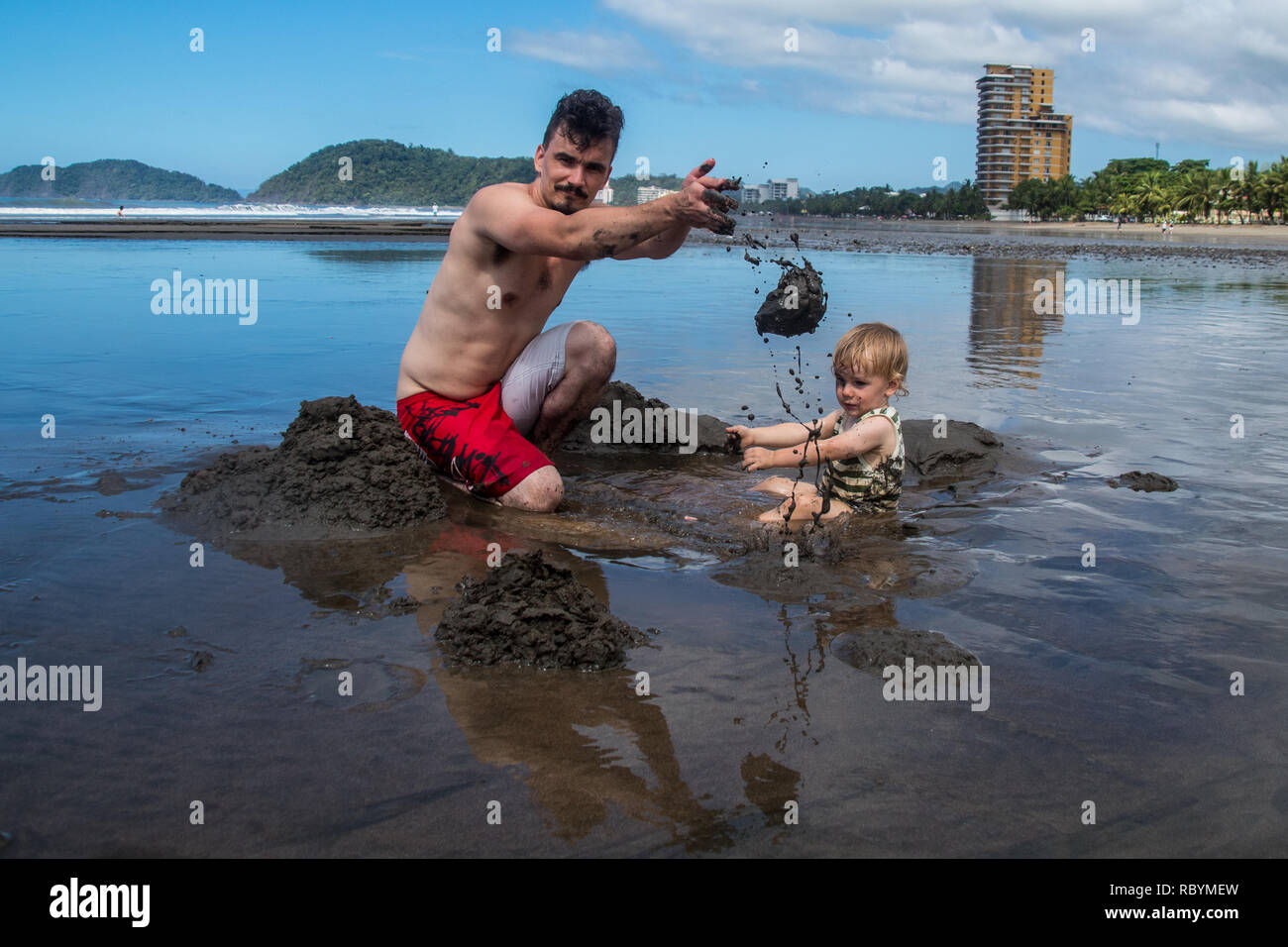 Kids digging at the beach hi-res stock photography and images - Alamy