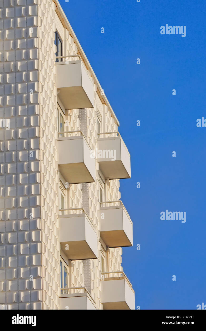 Modern white building hi-res stock photography and images - Alamy