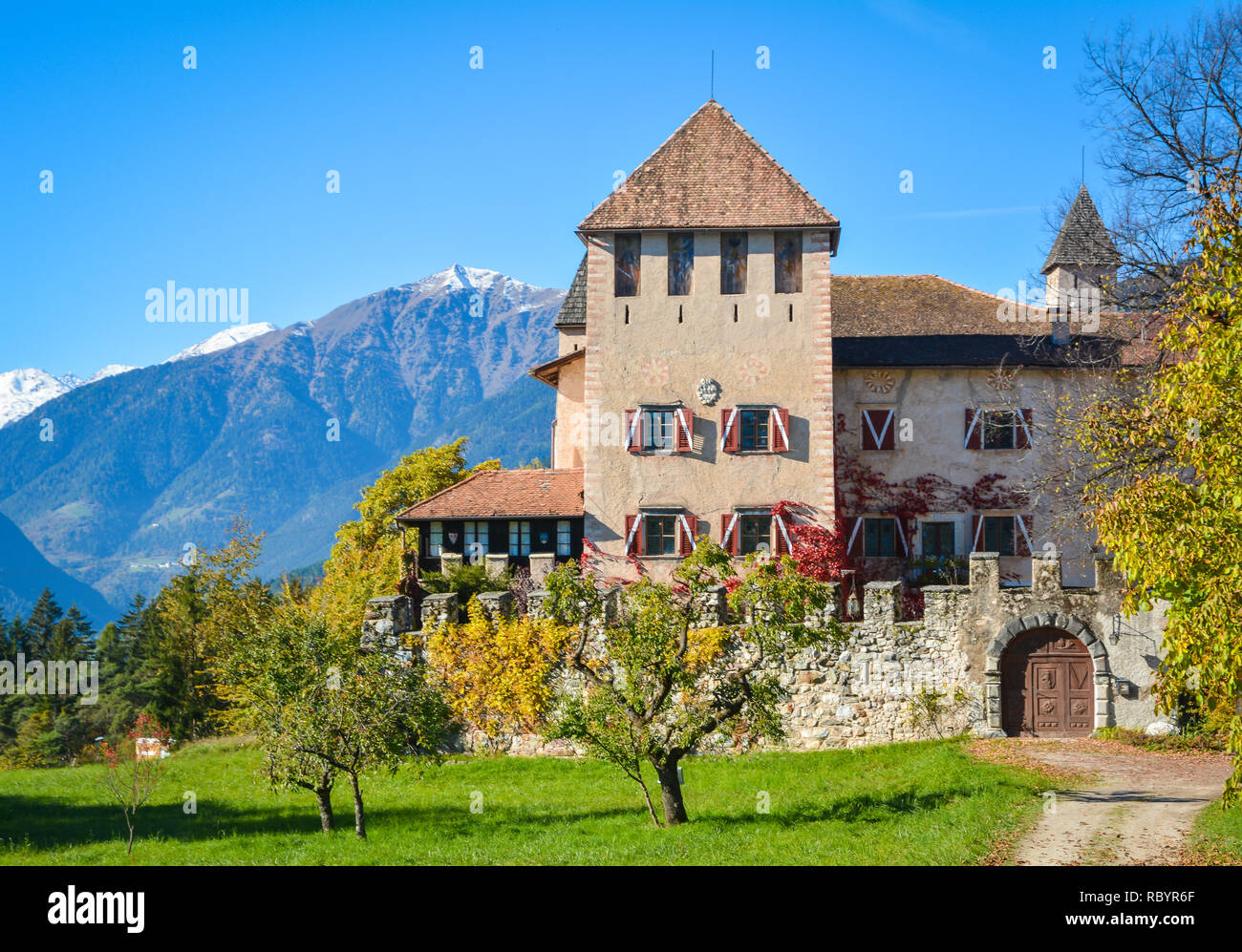 Colors in architecture hi-res stock photography and images - Alamy