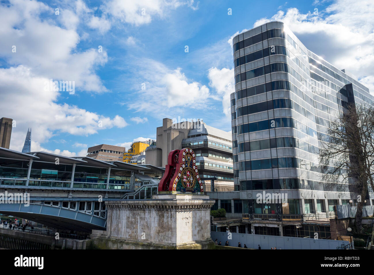 Blackfriars railway bridge, remains of the old bridge, with Sampson ...