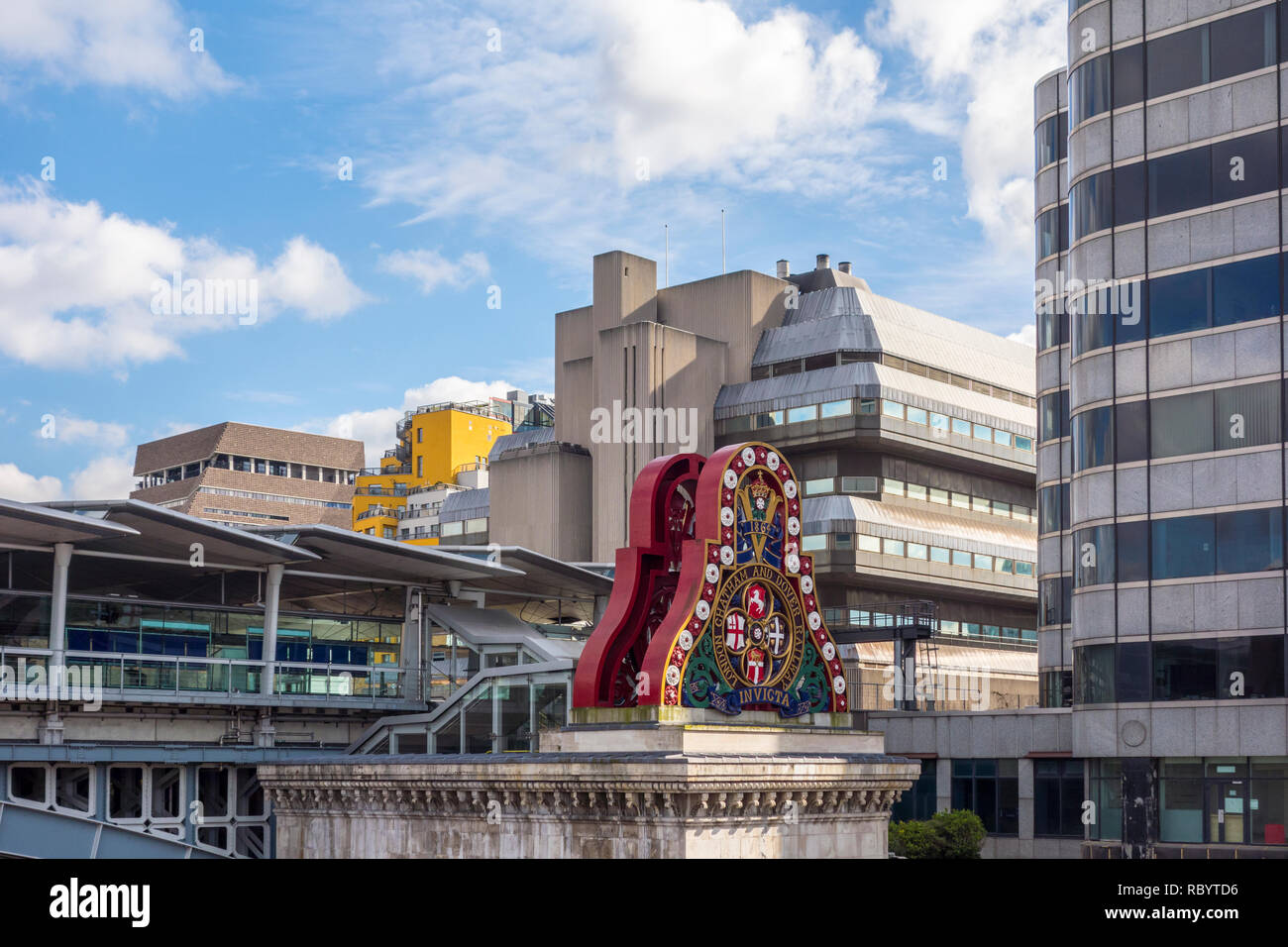 Blackfriars railway bridge, remains of the old bridge, with Sampson ...
