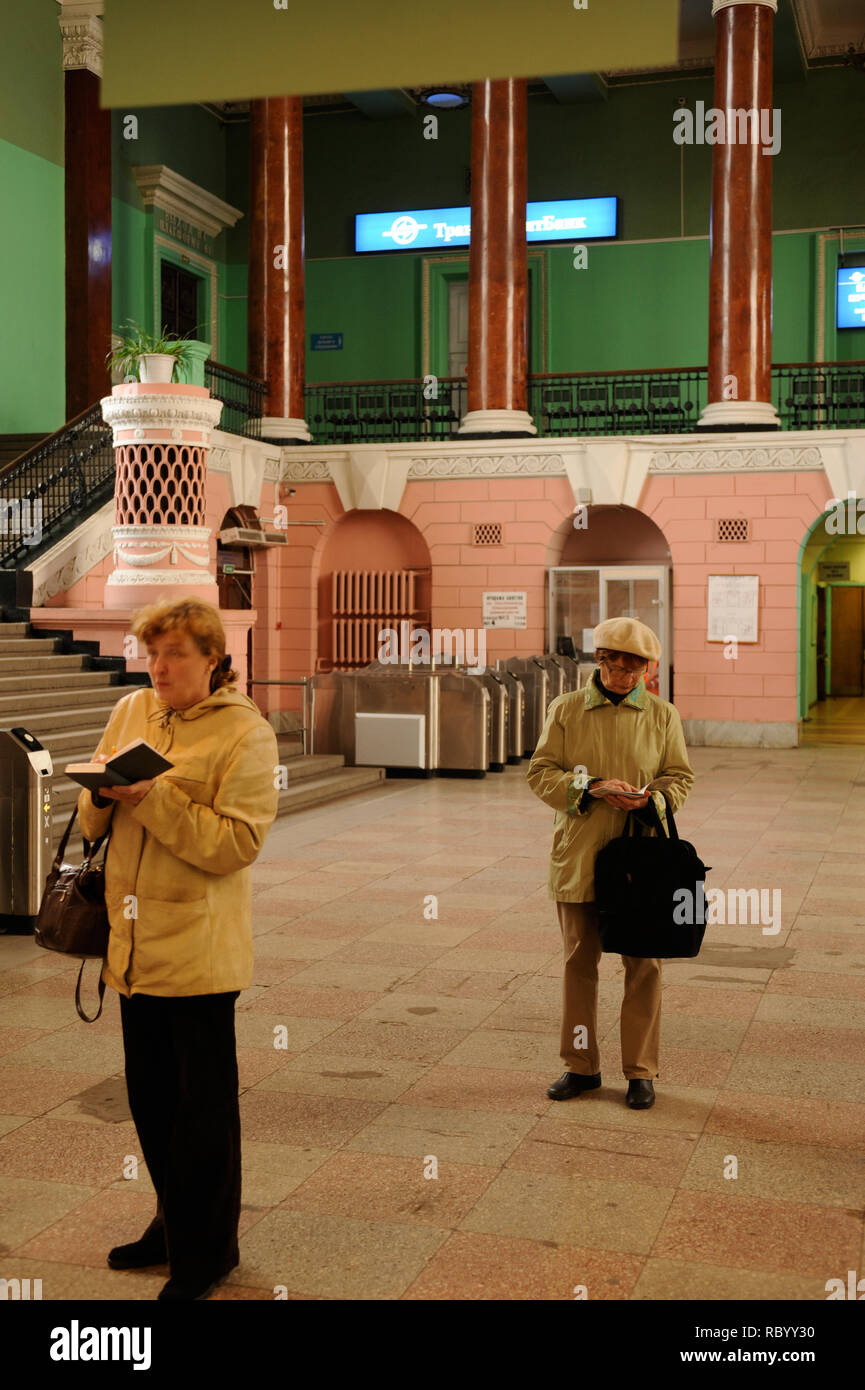 Vyborg women walking next to the park hi-res stock photography and ...