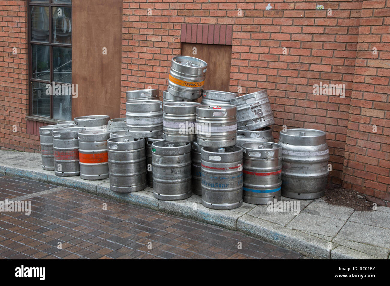 Empty beer kegs hi-res stock photography and images - Alamy