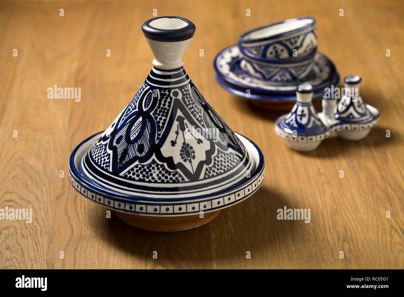 Traditional Moroccan tagine and bowls from Safi Stock Photo - Alamy