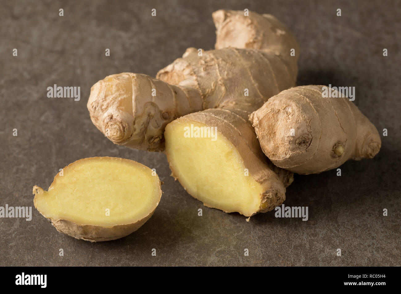 Fresh healthy organic ginger root and slice Stock Photo - Alamy