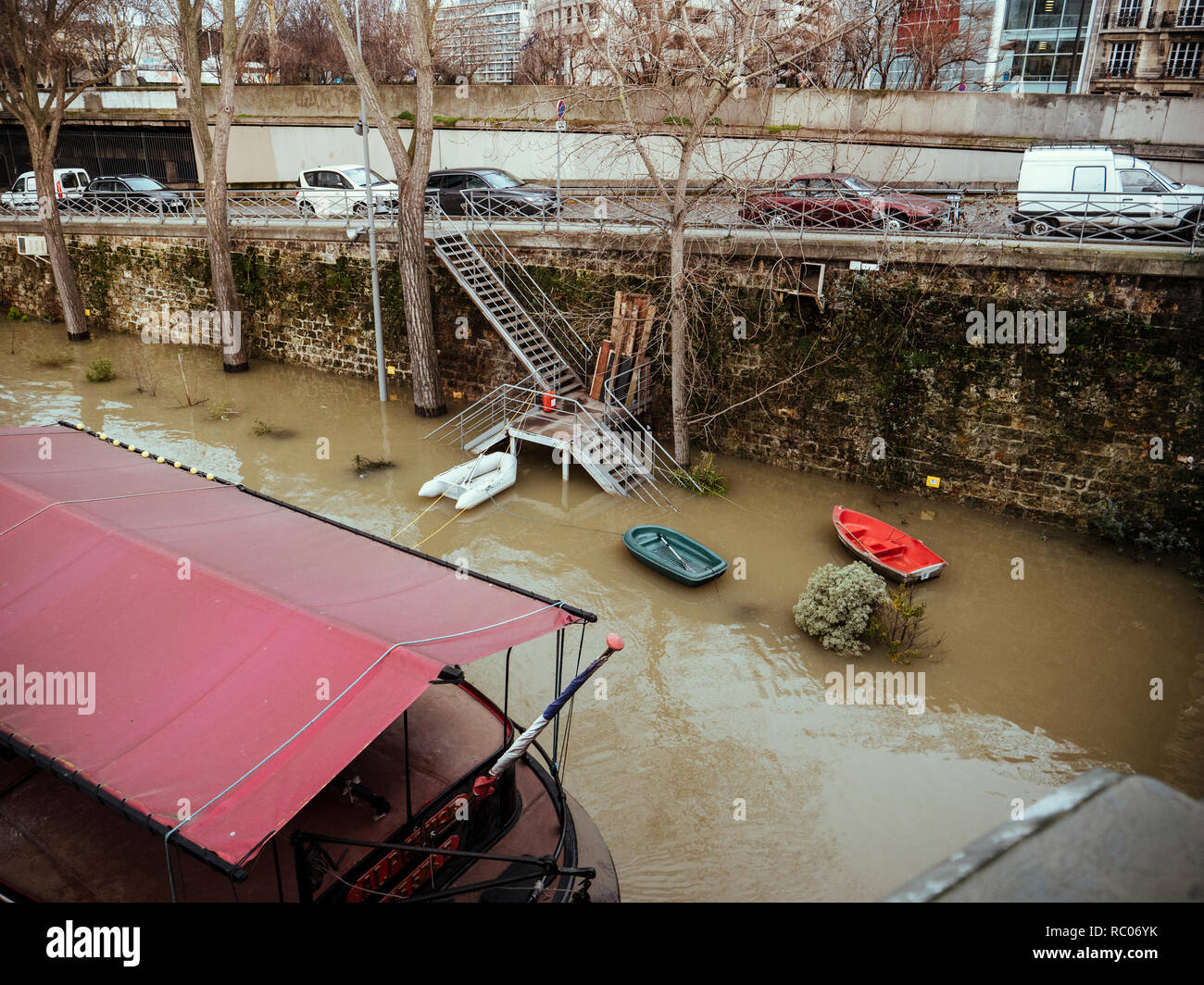 PARIS, FRANCE - JAN 30, 2018: Swollen river Seine river's embankments ...