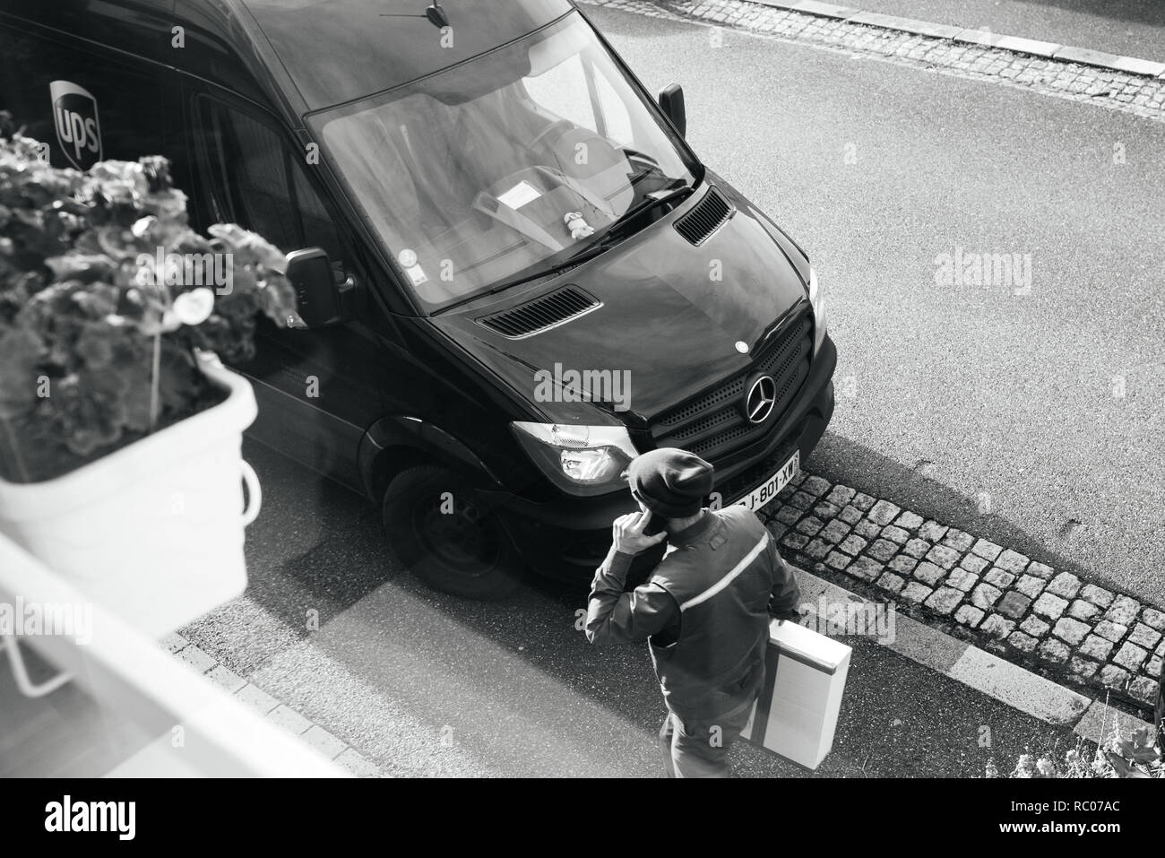 Ups delivery man at door hi-res stock photography and images - Alamy