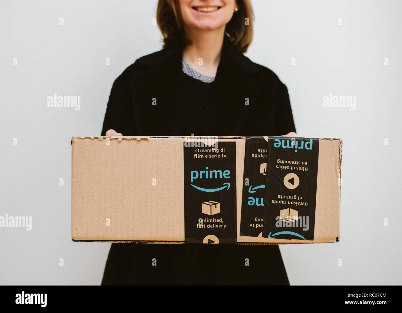 Holding amazon order carton hi-res stock photography and images - Alamy