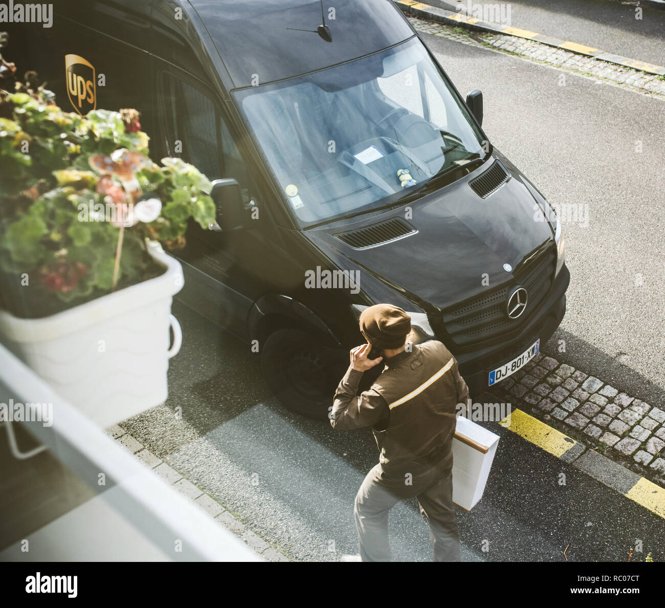 Ups Delivery Man High Resolution Stock Photography and Images - Alamy