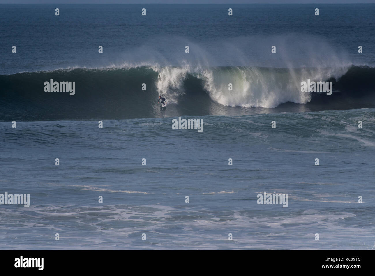 Overhead wave surfers hi-res stock photography and images - Alamy