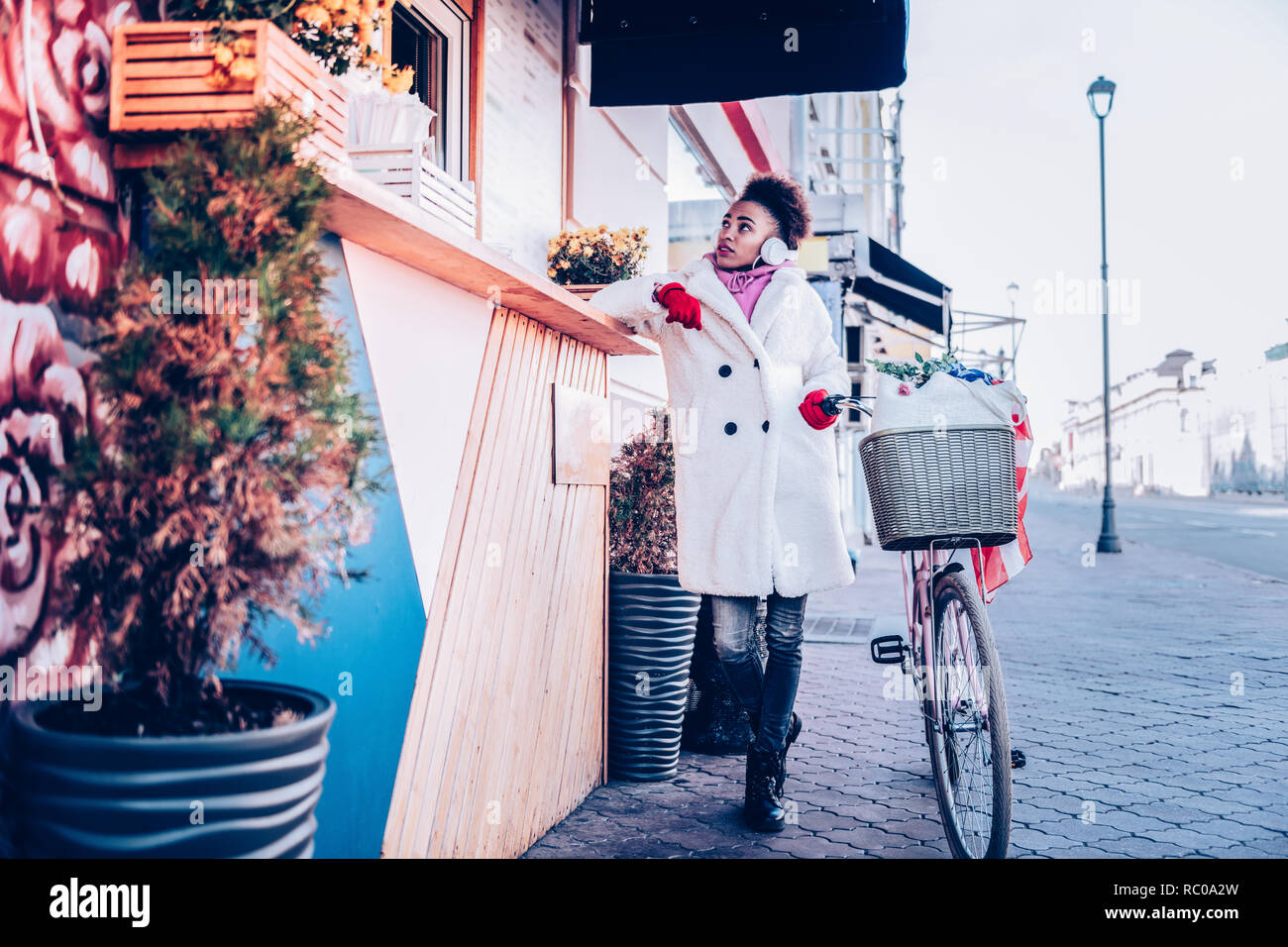 Attractive young woman waiting hi-res stock photography and images - Alamy