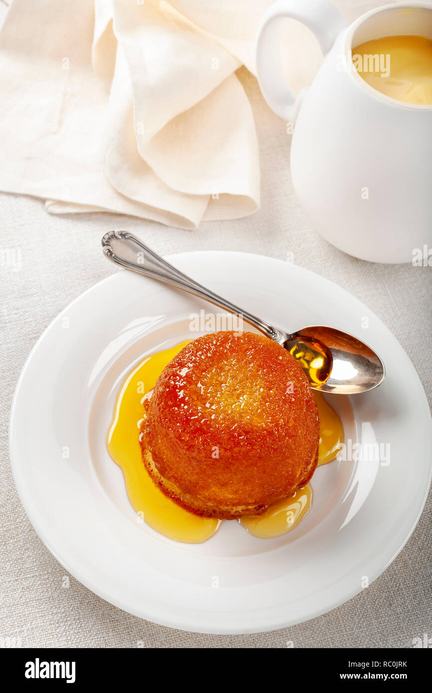 Sponge pudding overhead hi-res stock photography and images - Alamy