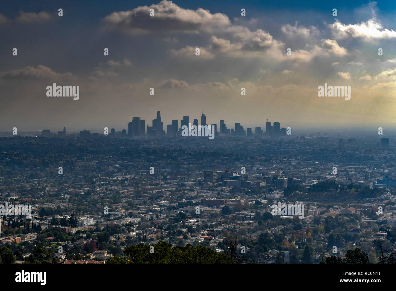 Los angeles skyline in smog hi-res stock photography and images - Alamy