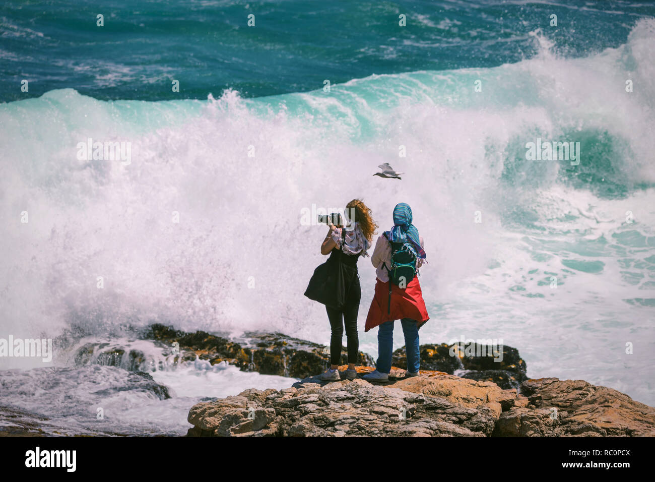 Female facing ocean hi-res stock photography and images - Alamy