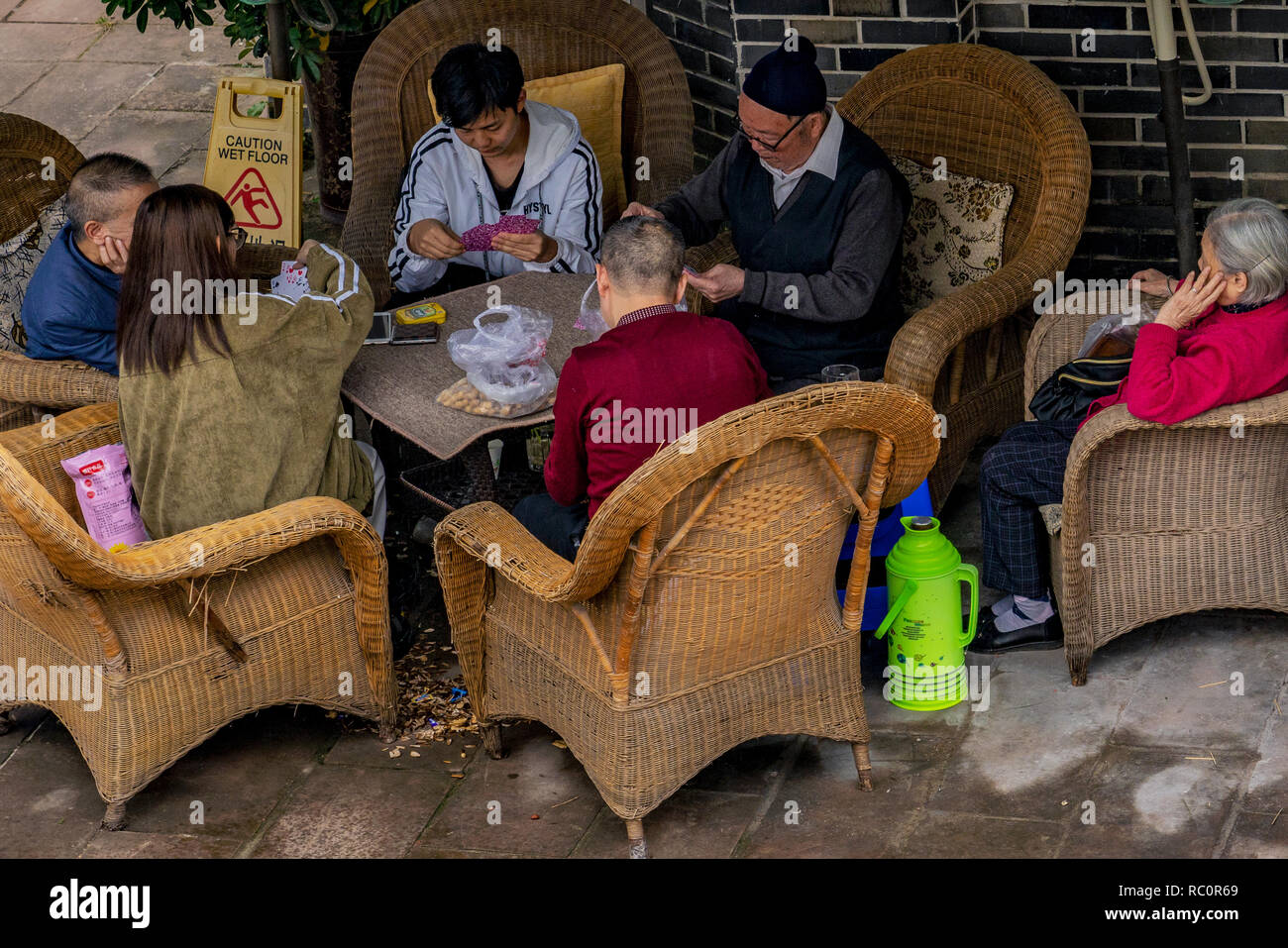 CHENGDU, CHINA - OCTOBER 02: People sitting at a traditional Chinese ...