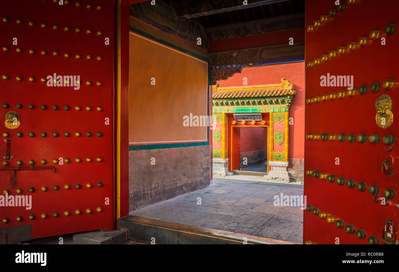 Ornate qing dynasty doors hi-res stock photography and images - Alamy