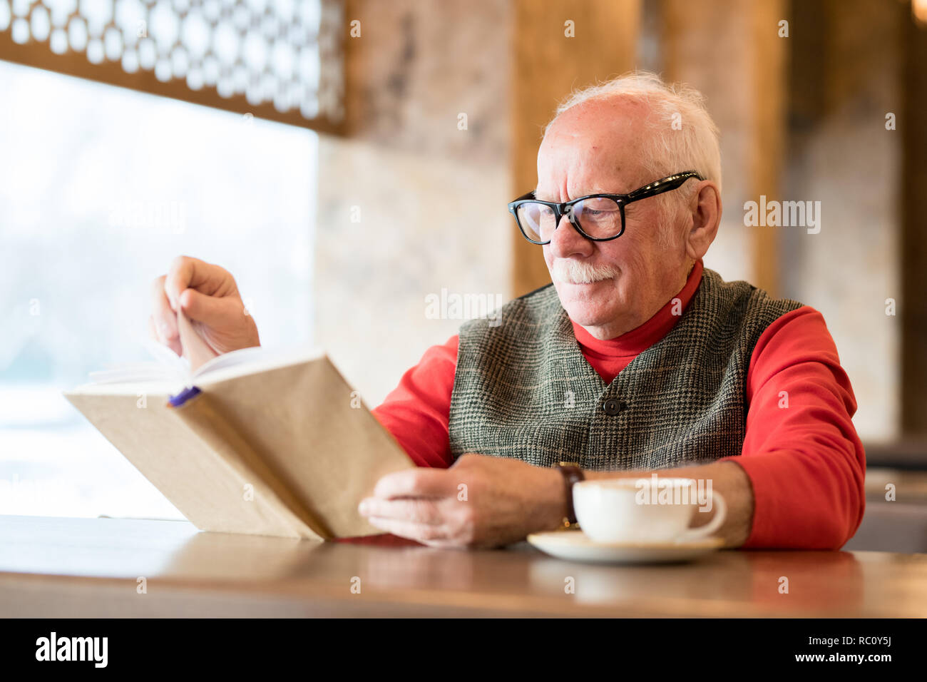 Very old man reading hi-res stock photography and images - Alamy