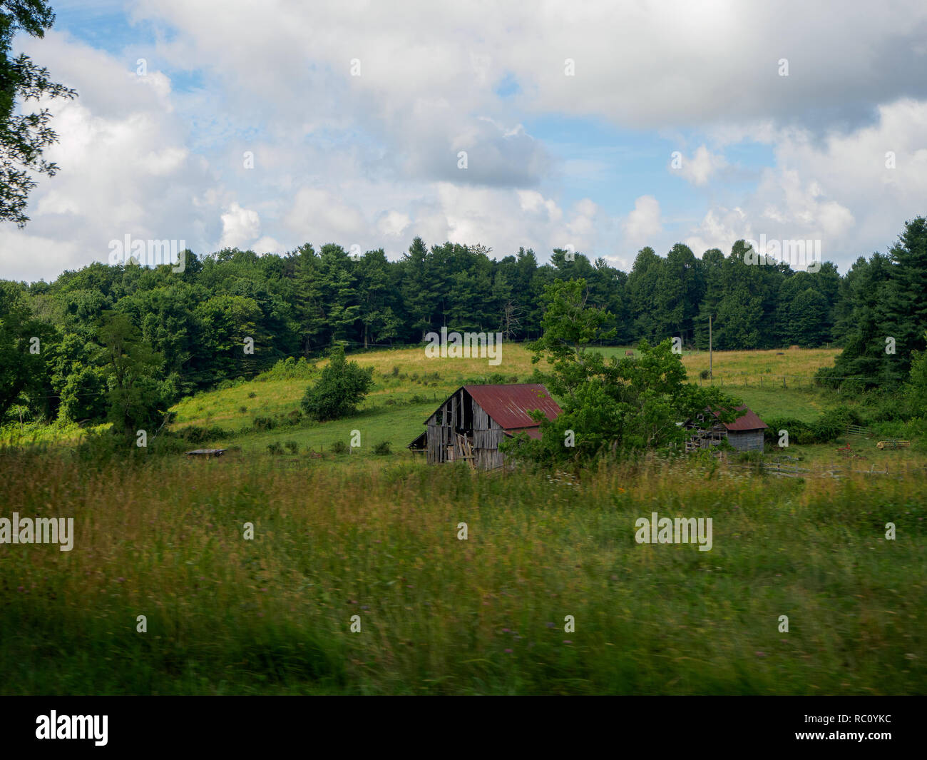 Virginia blue ridge mountains farm hi-res stock photography and images ...