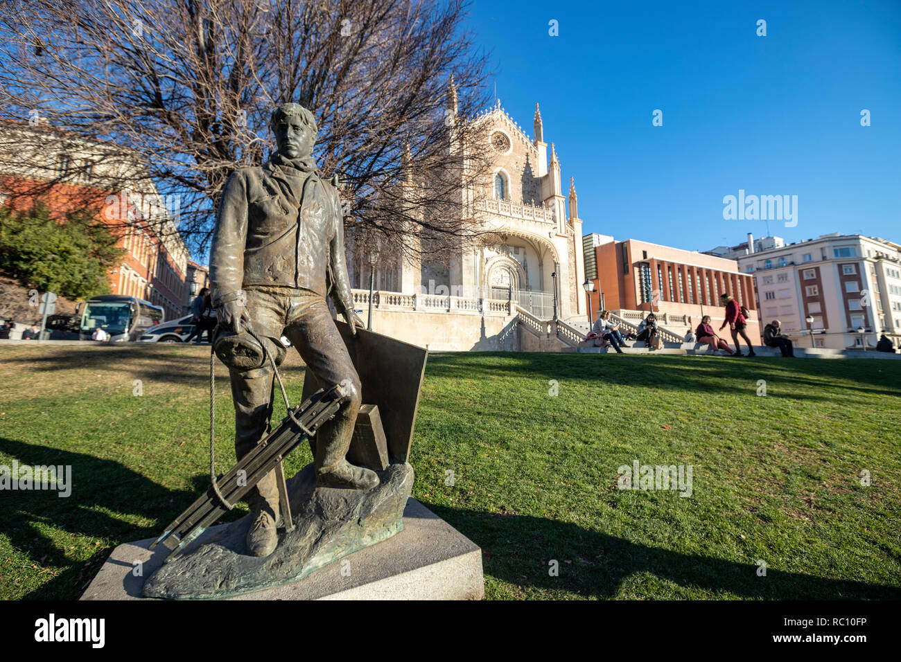 Un pintor para el prado bronze statue hi-res stock photography and ...