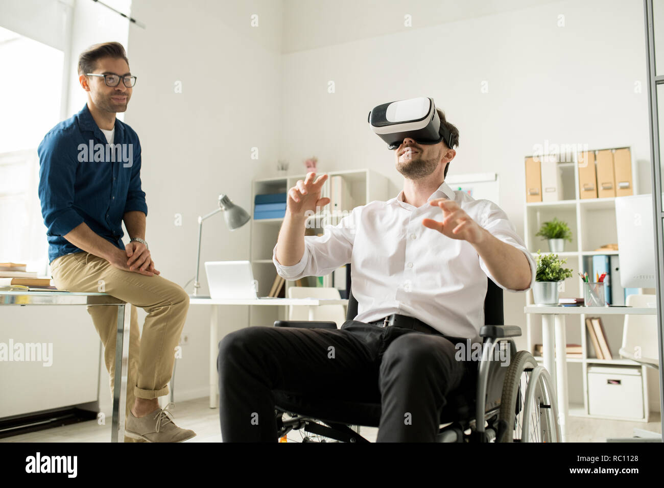 Business people using virtual reality in work Stock Photo - Alamy