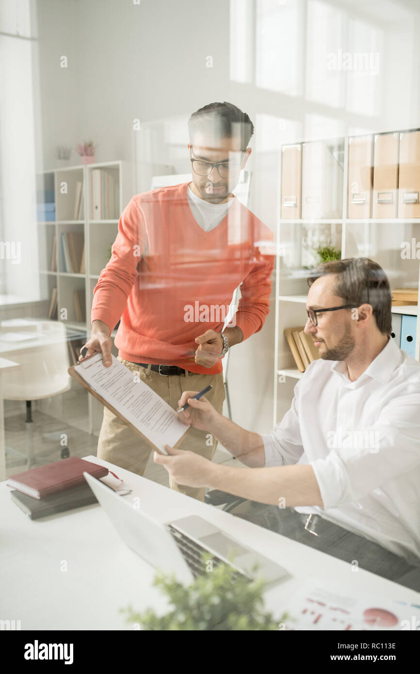 Business people signing a contract Stock Photo - Alamy