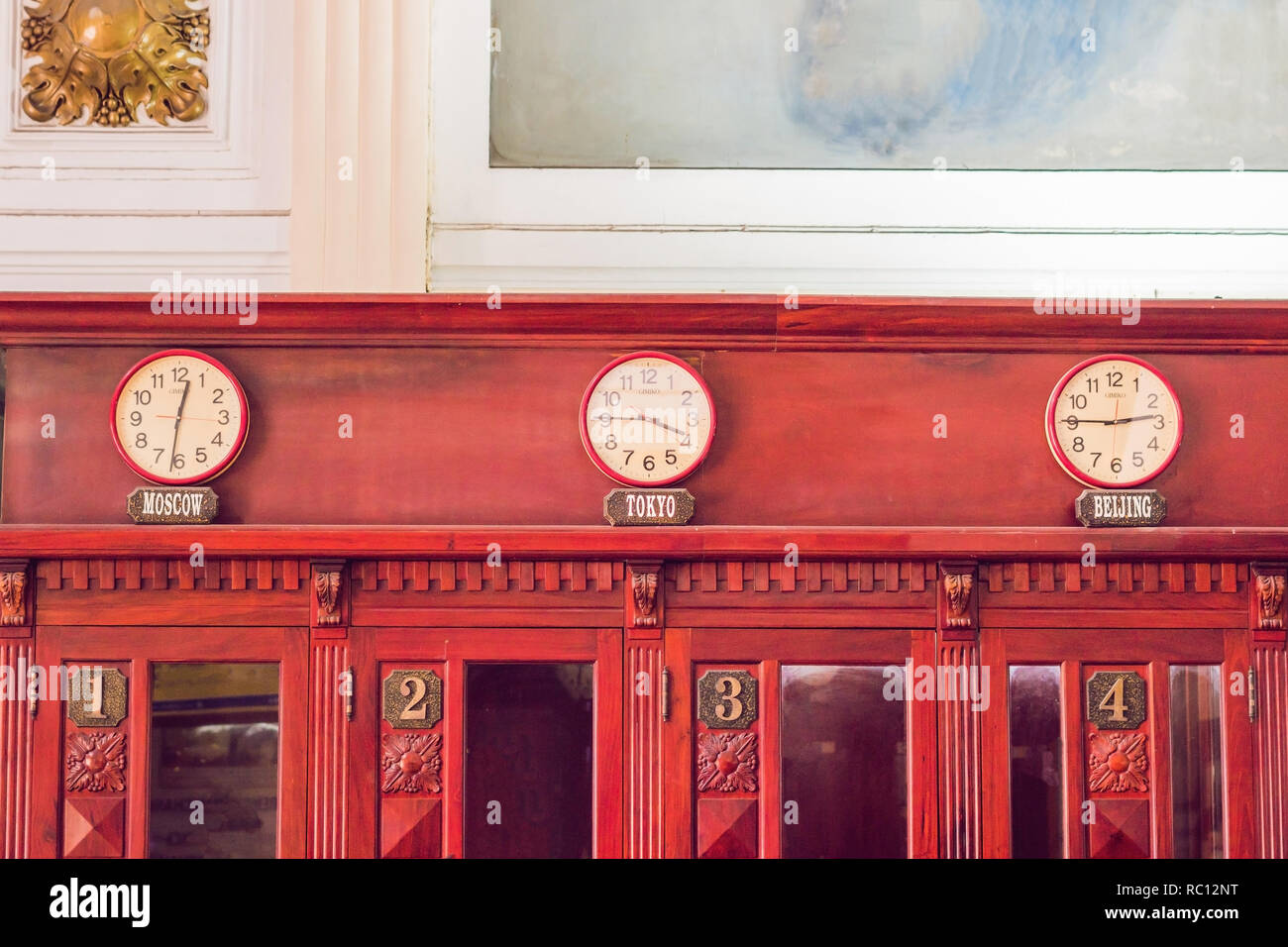 London paris new york clock hi-res stock photography and images - Alamy