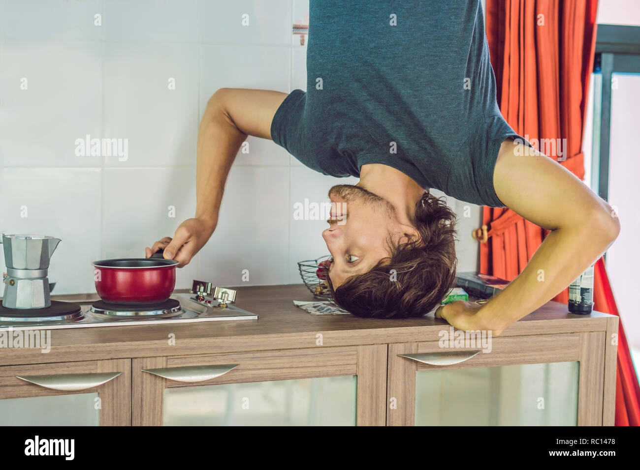 Run down kitchen hi-res stock photography and images - Alamy